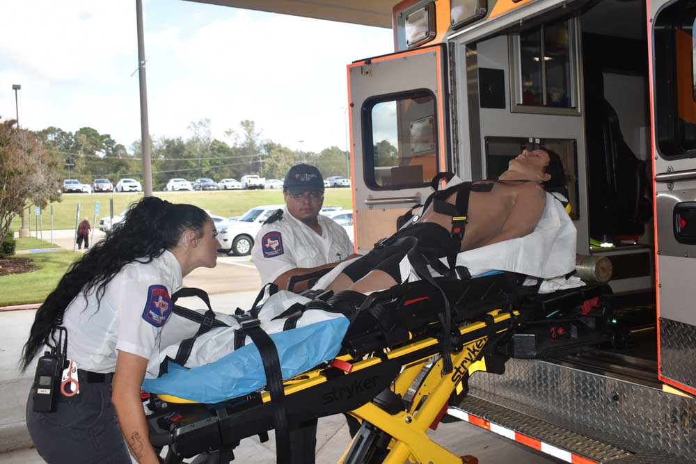 UT Tyler medical students receive EMT training in their first semester ...