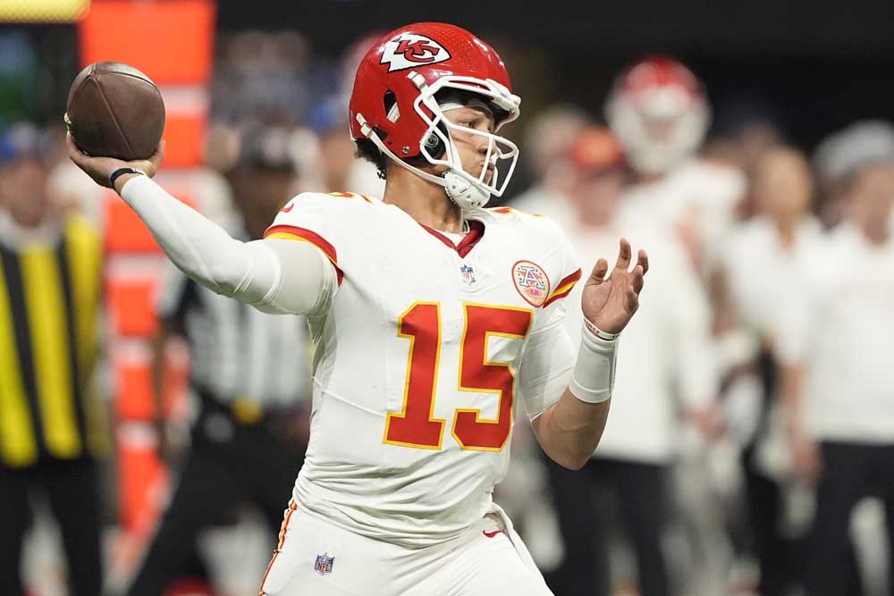 Mahomes throws 2 touchdown passes and the Chiefs’ defense preserves a ...