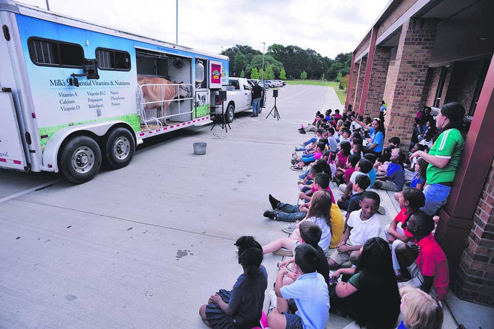 Mobile dairy classroom visits Dixie Elementary School | Tyler Morning ...