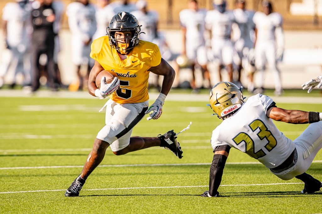 Golden Day: Circle of Honor inductees don gold jackets, No. 3 Apaches ...