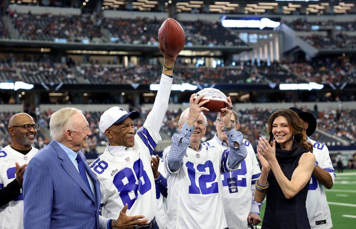 Dallas Cowboys homecoming honors Roger Staubach, Drew Pearson for Hail ...