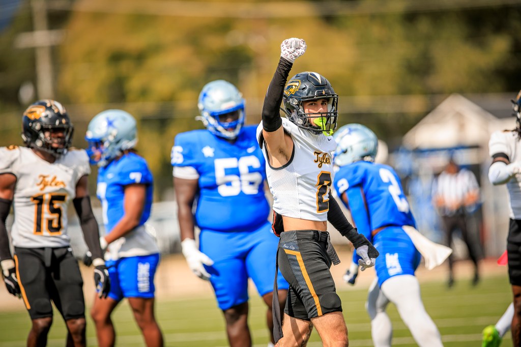 Winning Ugly: Apaches stay unbeaten with a victory over rival Kilgore ...