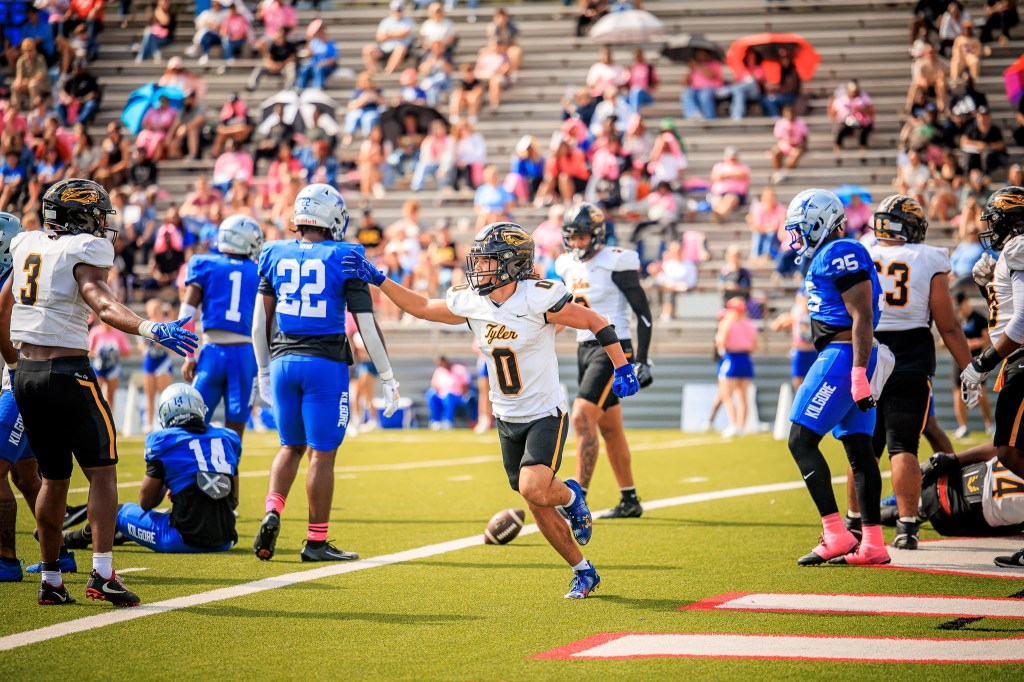 Winning Ugly: Apaches stay unbeaten with a victory over rival Kilgore ...