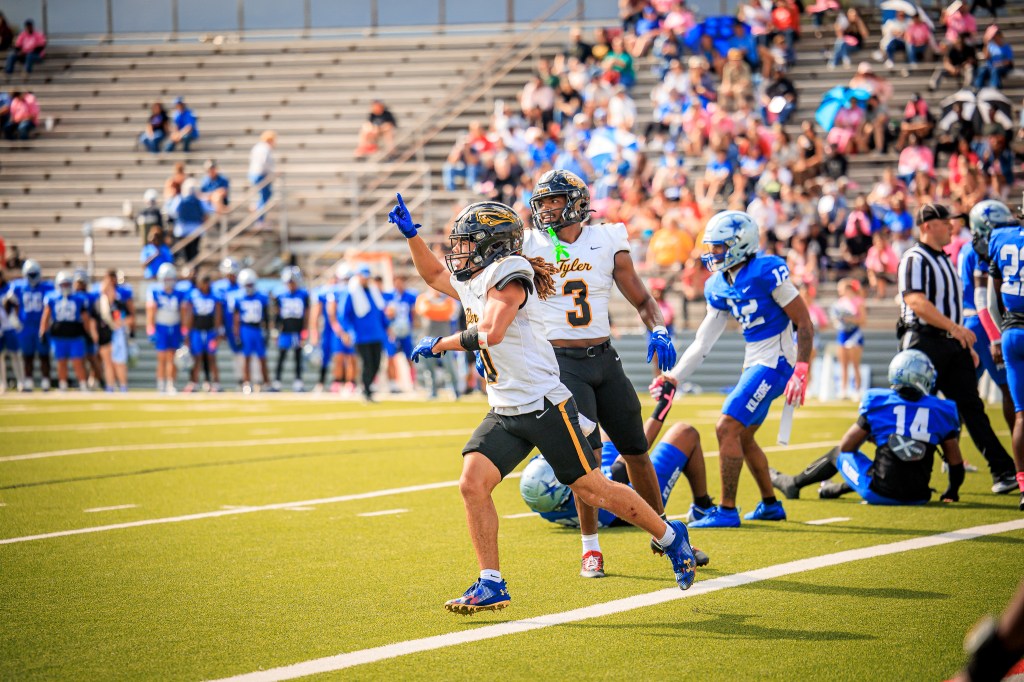 Winning Ugly: Apaches stay unbeaten with a victory over rival Kilgore ...