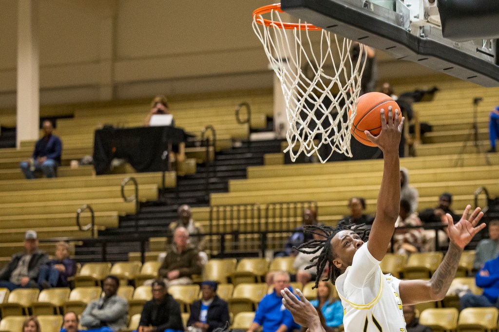 Apaches’ Chris Uwayo Jr. hits winning bucket vs. Kilgore | Tyler ...