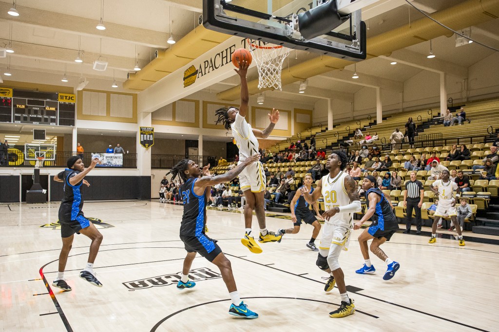 Apaches’ Chris Uwayo Jr. hits winning bucket vs. Kilgore | Tyler ...
